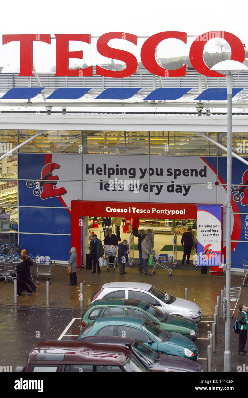 Tesco supermarket in Pontypool, South Wales. 14/12/2006 Stock Photo - Alamy