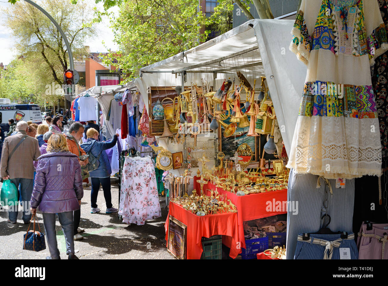 Busy street clock stand hi-res stock photography and images - Alamy
