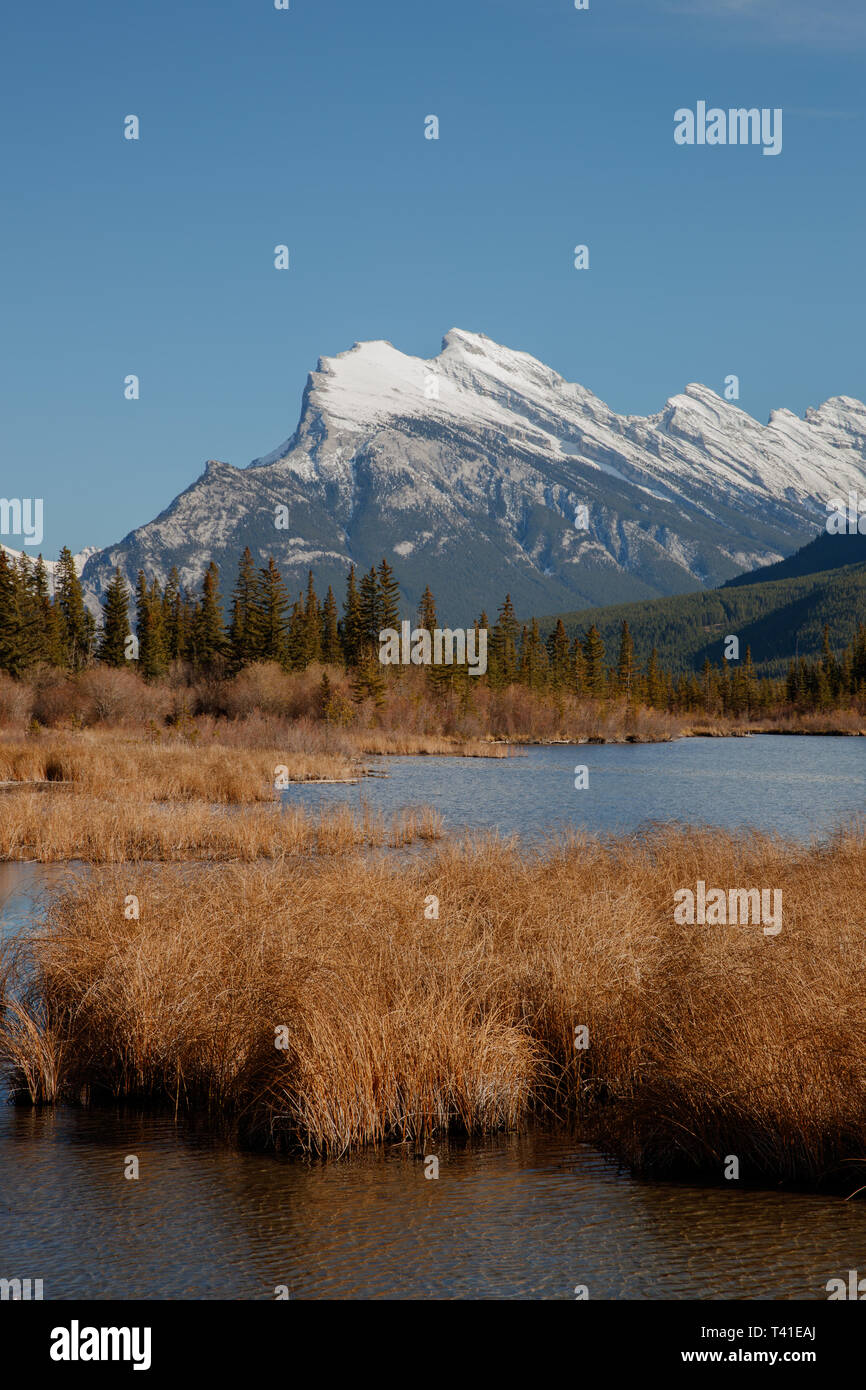 Canada vermilion lake lakes hi-res stock photography and images - Alamy