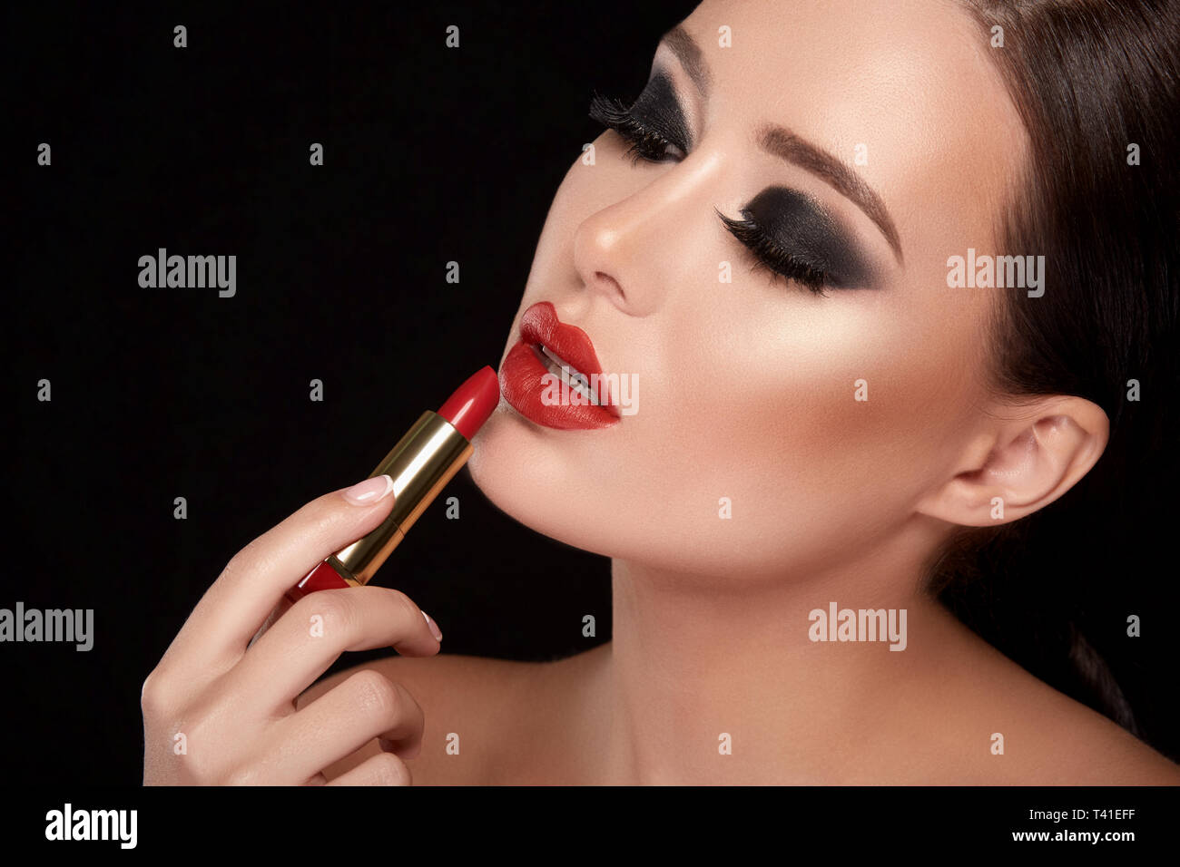 Girls wearing lipstick hi-res stock photography and images - Alamy