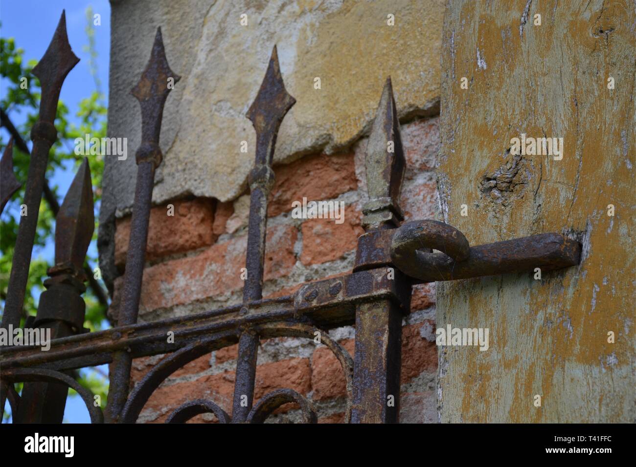 Rusty metal fence closed hi-res stock photography and images - Alamy