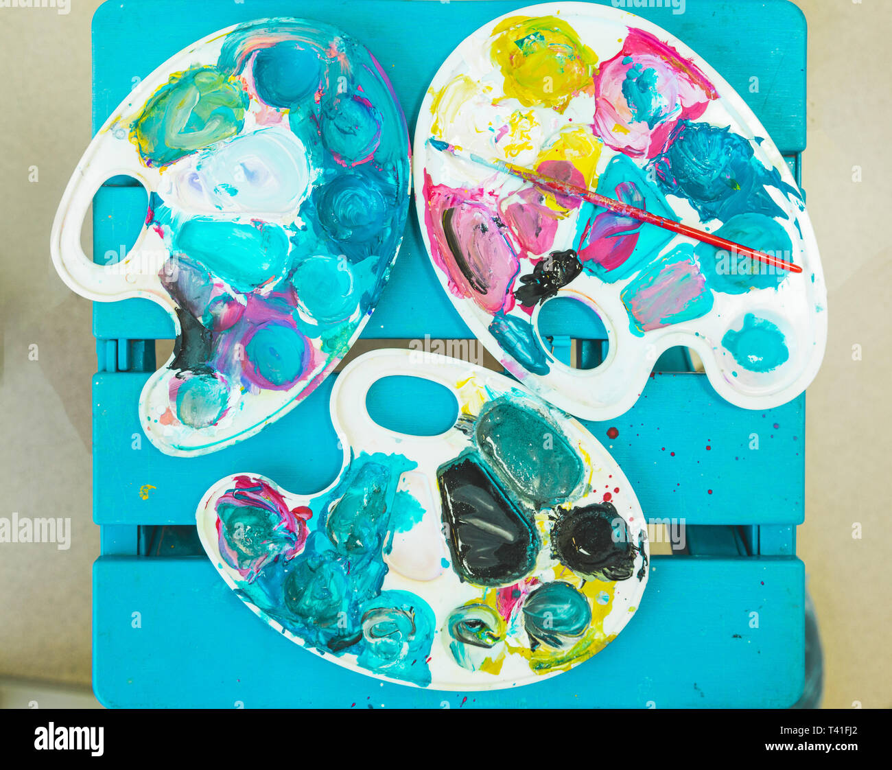 palette in top view paint. Art class, Back to school and Education ...