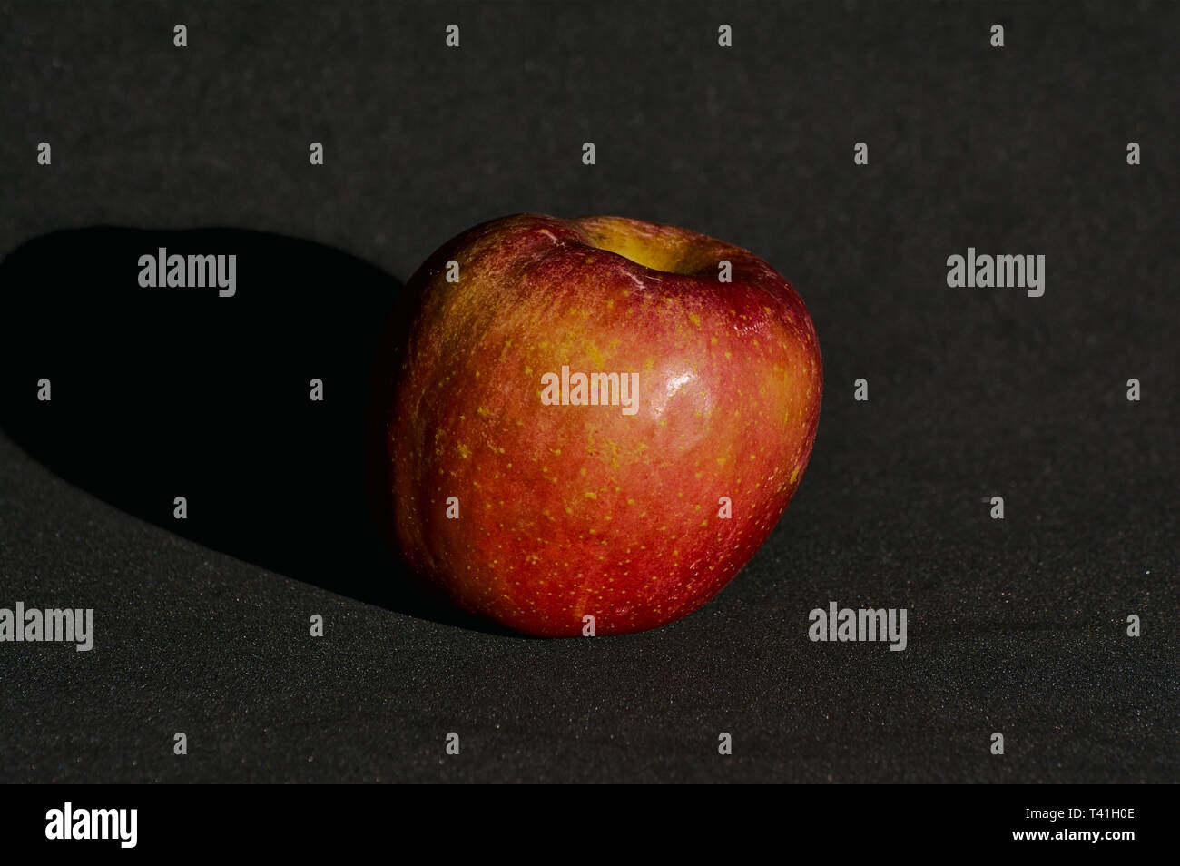 apple on black background and a point of light close up Stock Photo - Alamy