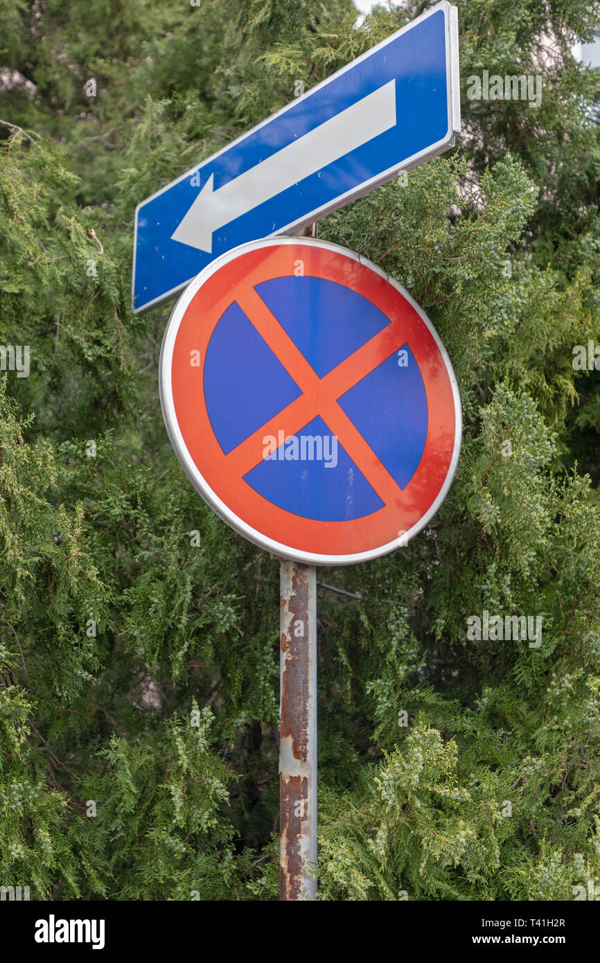 Overgrown sign arrow hi-res stock photography and images - Alamy