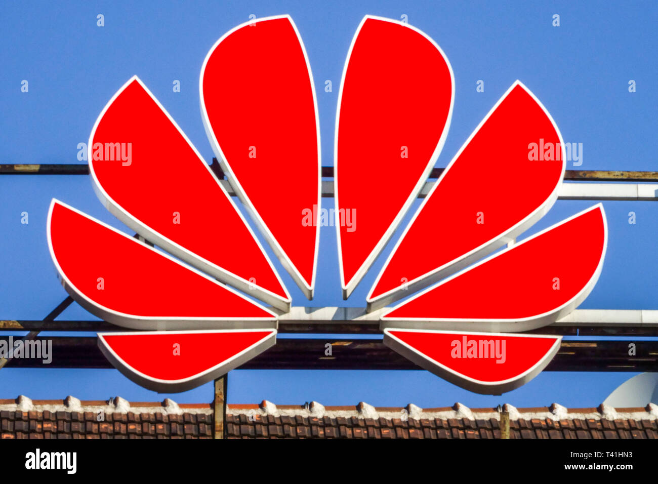 Huawei logo hi-res stock photography and images - Alamy