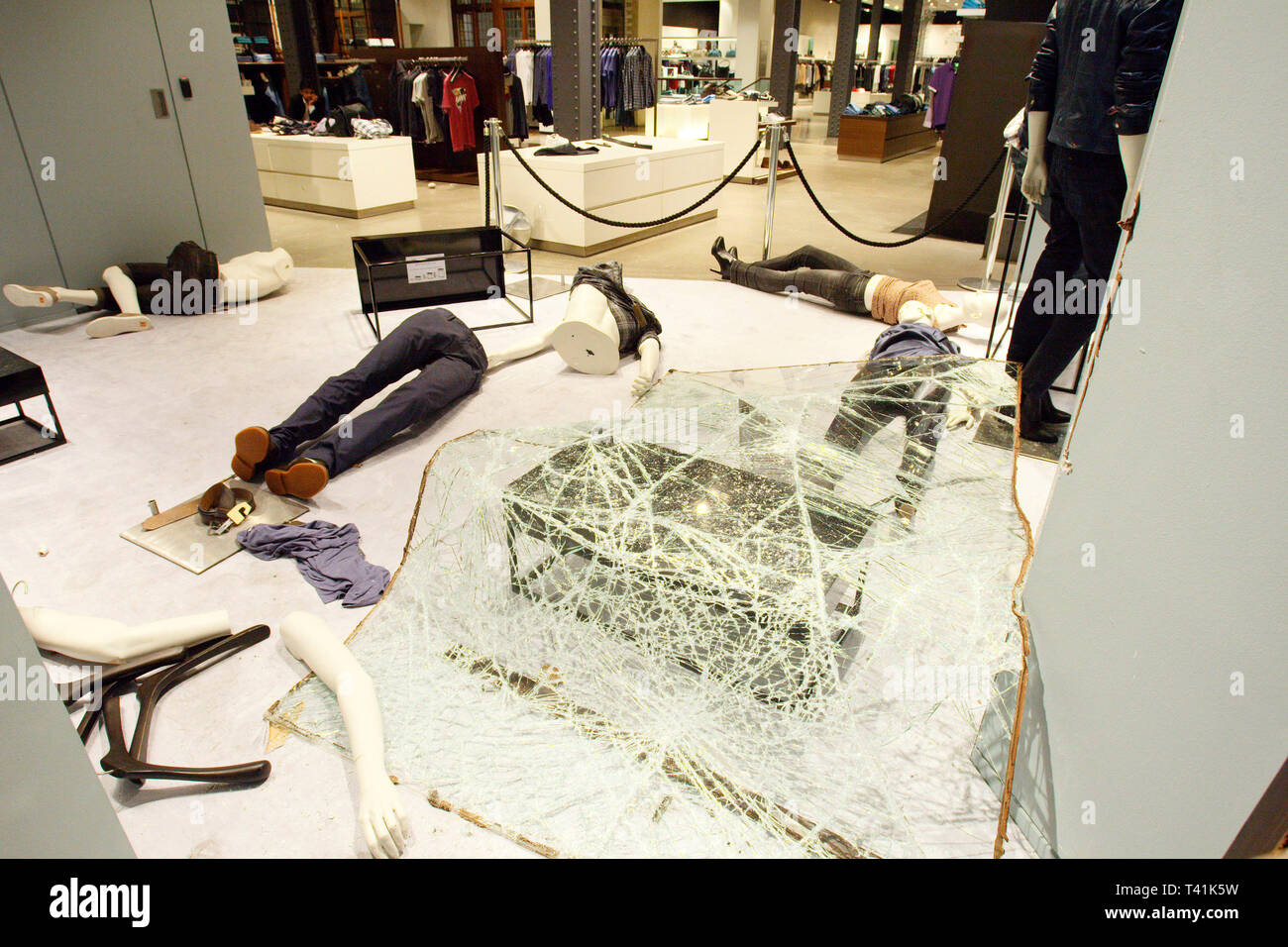 Smashed store windows hi-res stock photography and images - Alamy