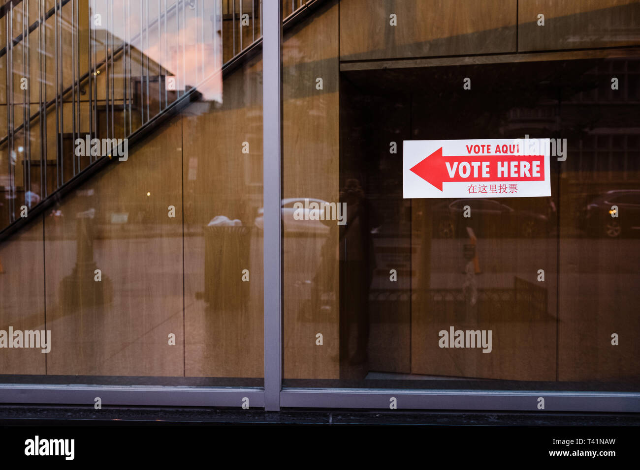 Usa vote here sign hi-res stock photography and images - Alamy