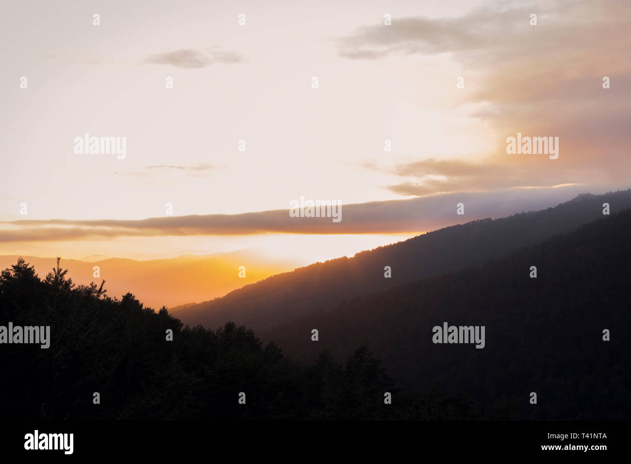 Sunset between mountains hi-res stock photography and images - Alamy