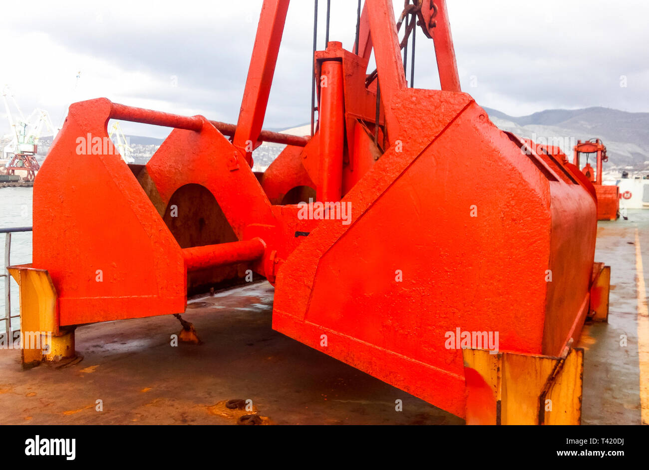 Large buckets for port loaders. Dreglayner, Hydraulic and cable devices ...