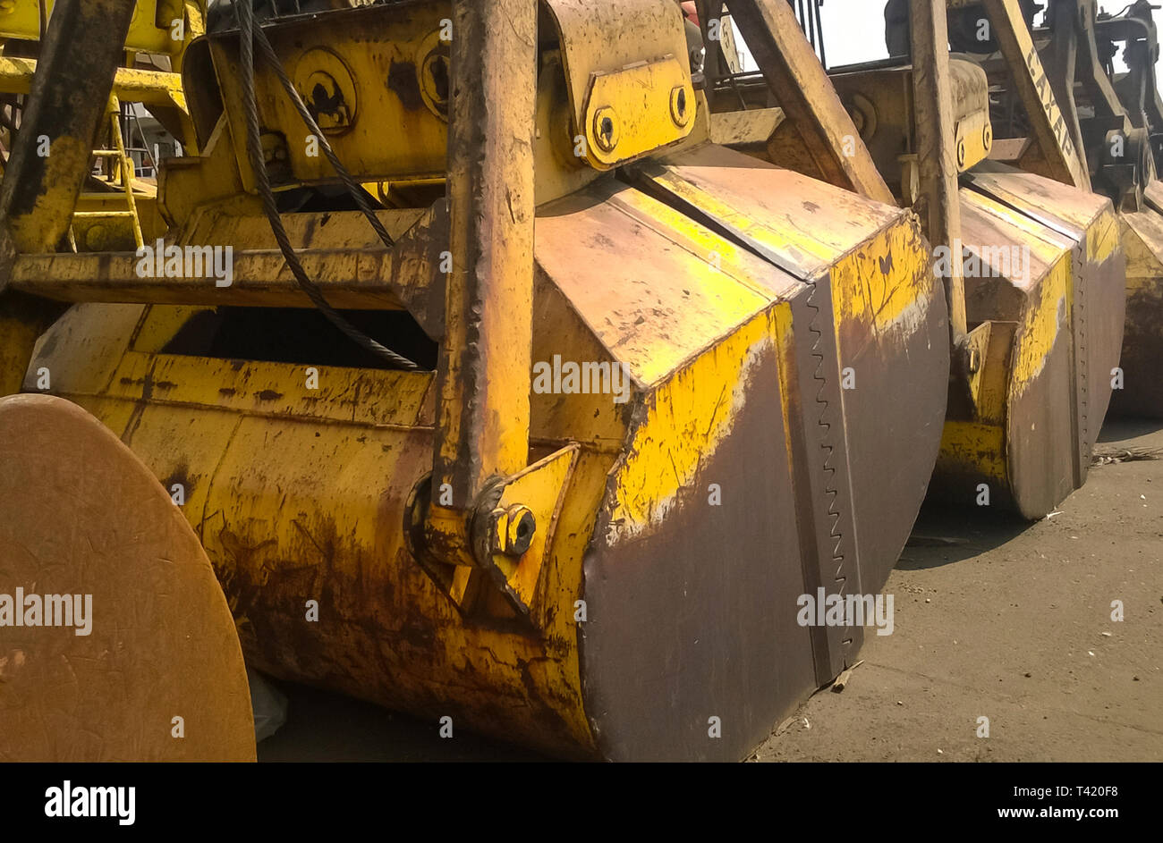 Large buckets for port loaders. Dreglayner, Hydraulic and cable devices ...