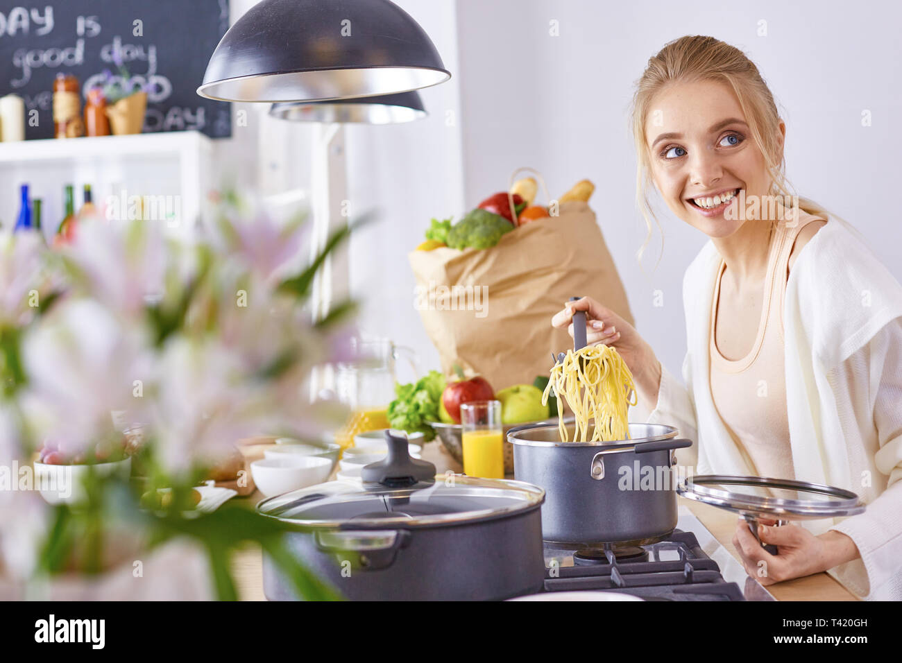 Girl cooking dinner hi-res stock photography and images - Alamy