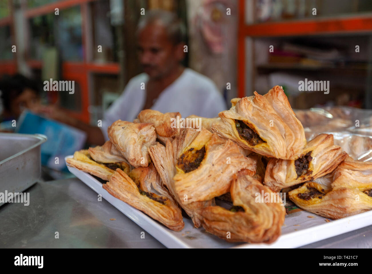 Savory puffs with samosa filling in a shop hi-res stock photography and ...