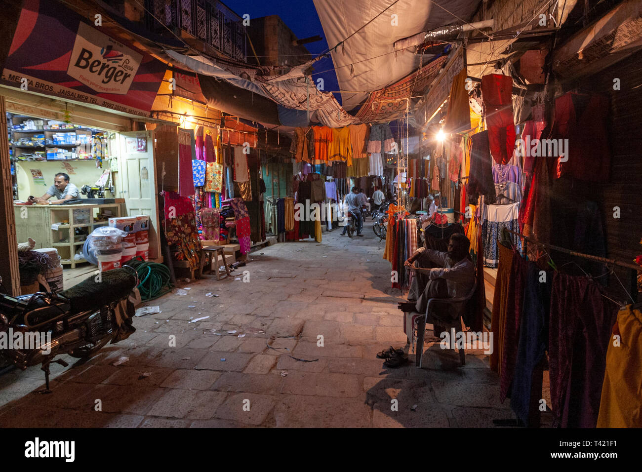 At night cloths stalls hi-res stock photography and images - Alamy