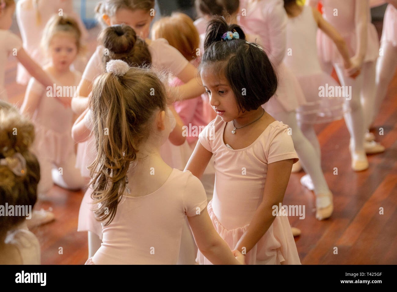 Diverse children dance class hi-res stock photography and images - Alamy