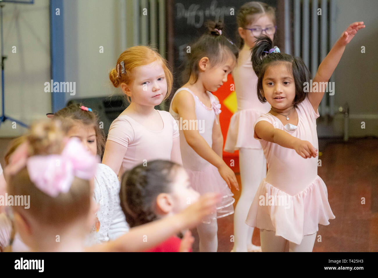 Diverse children dance class hi-res stock photography and images - Alamy