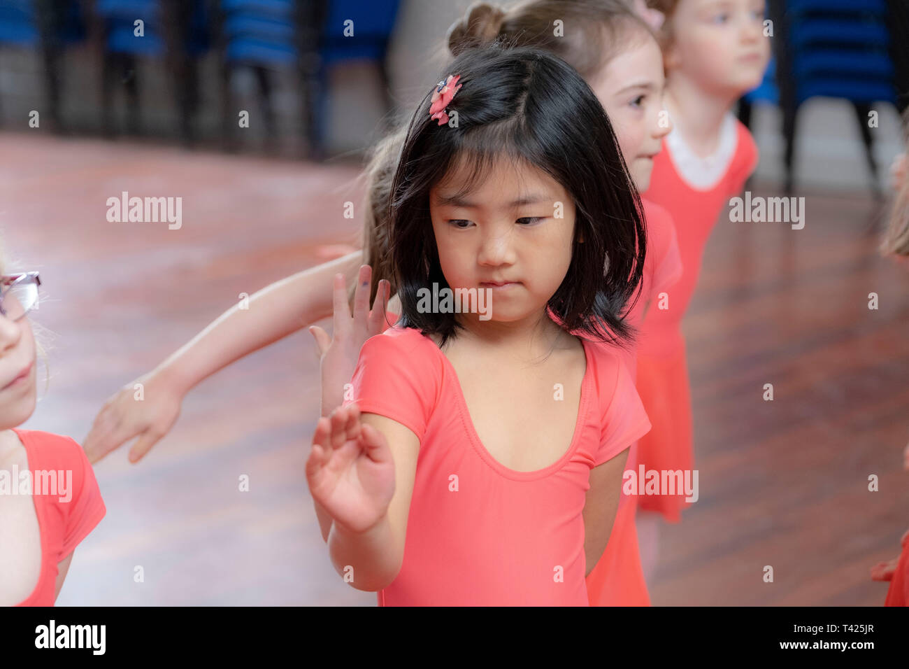 Diverse children dance class hi-res stock photography and images - Alamy