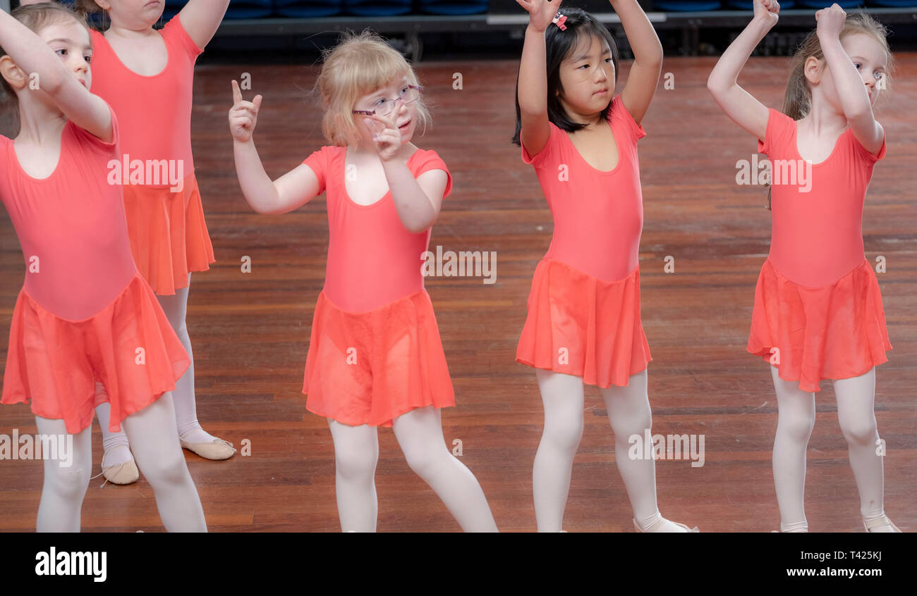 Diverse children dance class hi-res stock photography and images - Alamy