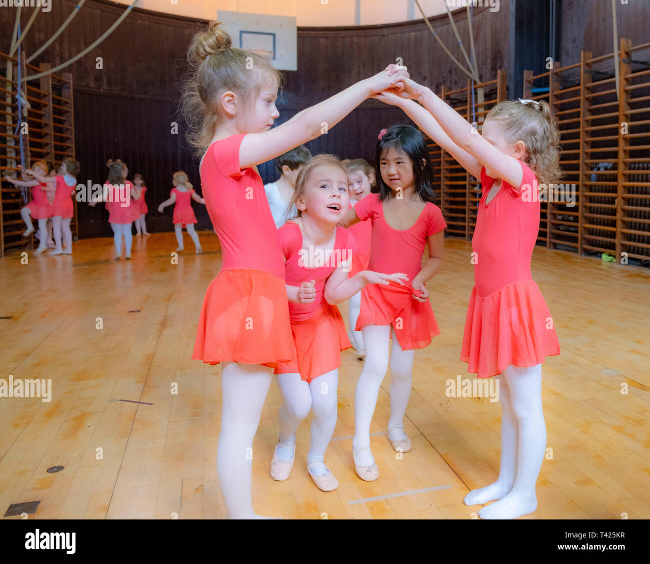 Girls ballet class hi-res stock photography and images - Alamy
