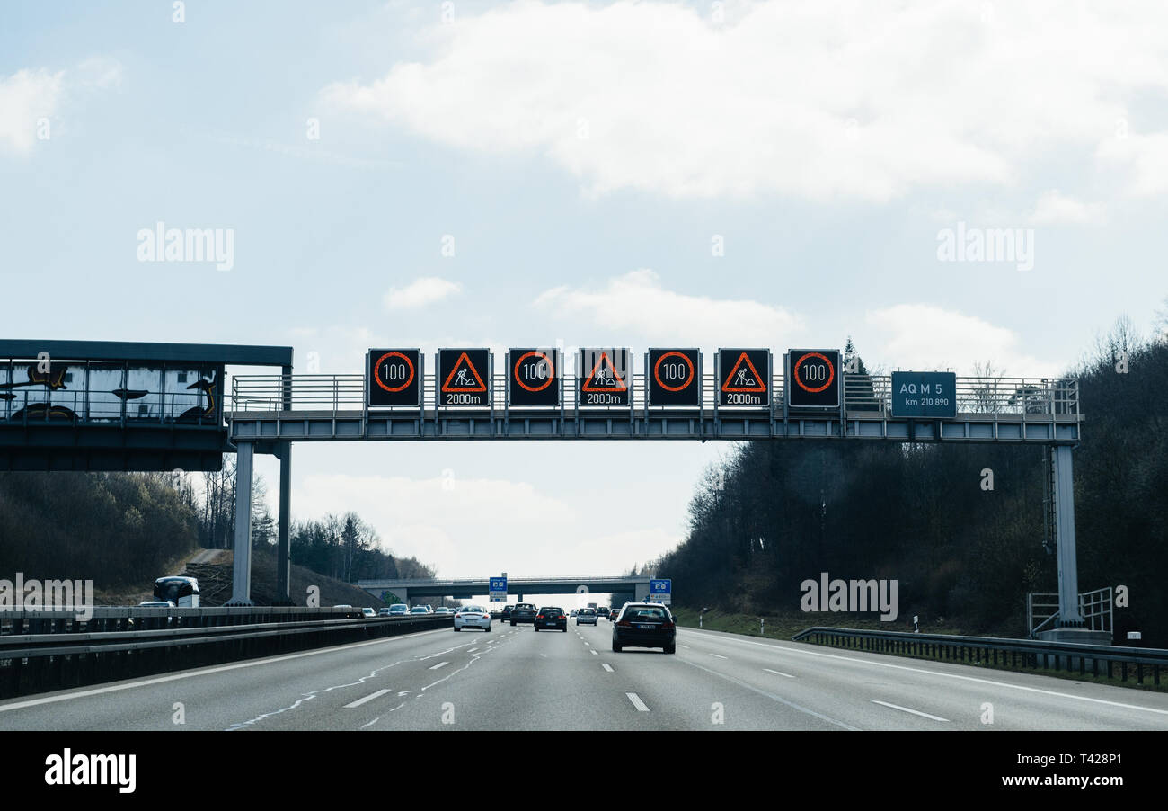 100 km sign hi-res stock photography and images - Alamy
