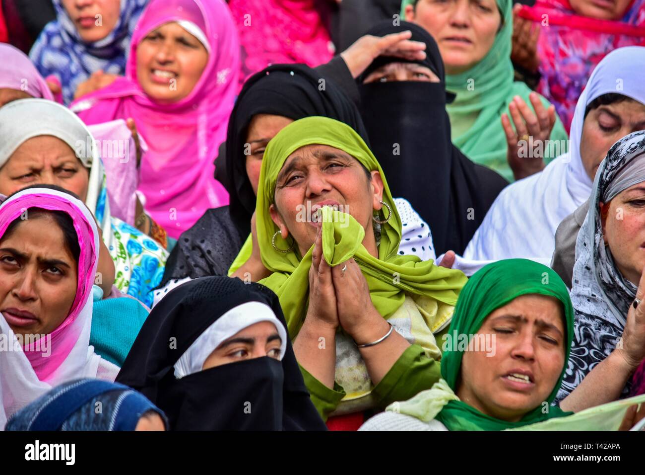 Srinagar, Kashmir. 12th Apr 2019. A devotee seen praying upon seeing a ...