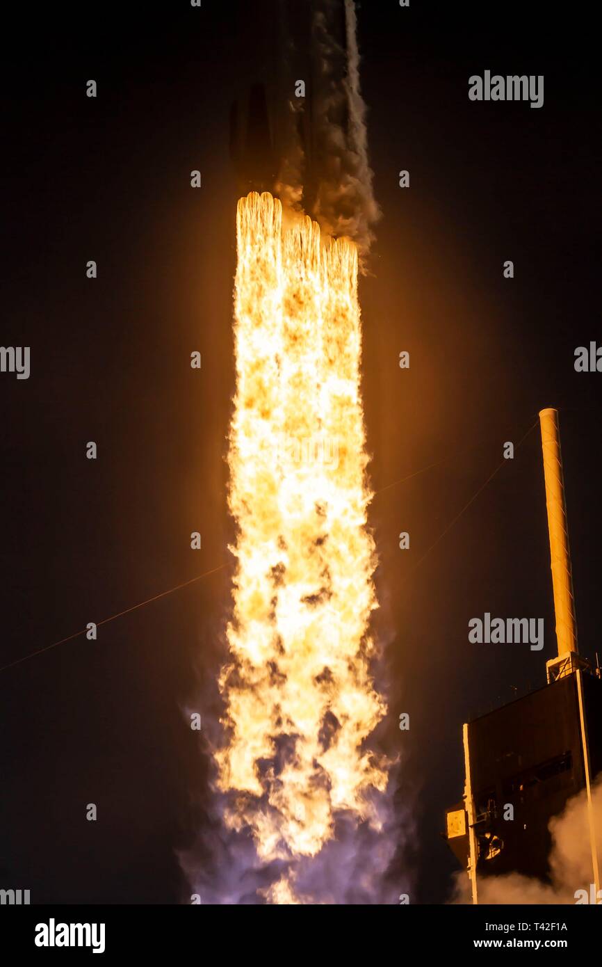 A SpaceX Falcon Heavy rocket carrying the Saudi Arabian Arabsat 6A ...