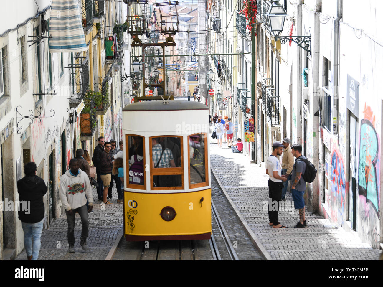 Lissabon, Portugal. 12th Apr, 2019. The Elevador da Bica, an electric ...