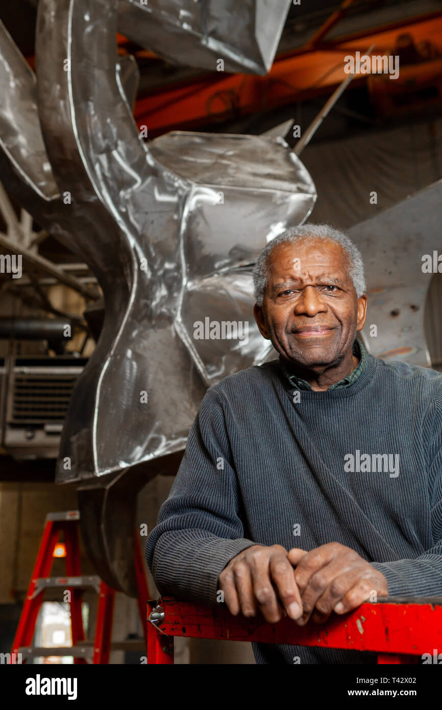 Sculptor Richard Hunt at his Chicago studio Stock Photo - Alamy