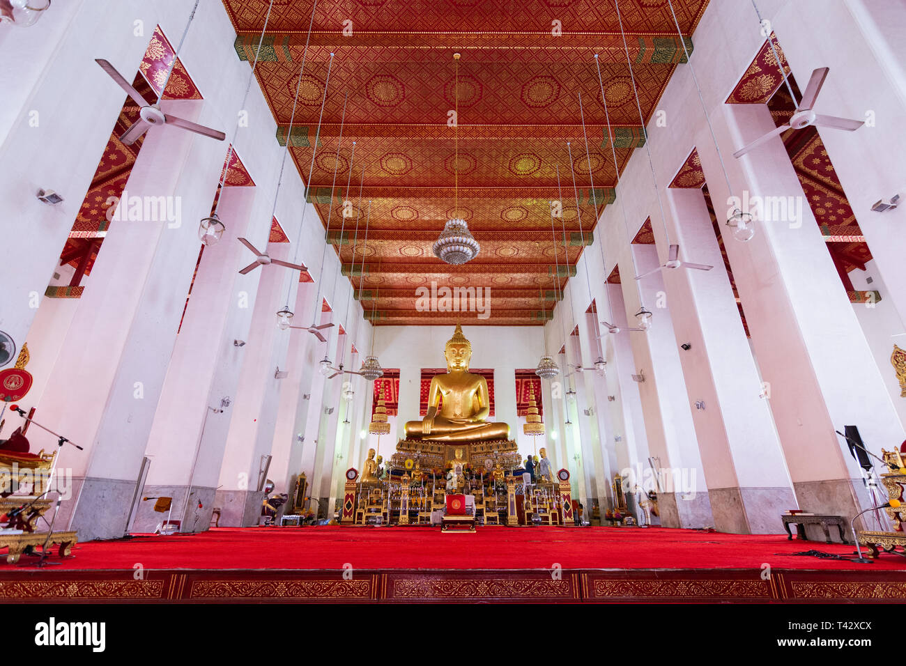 Buddha statue and interior of the Golden Buddha temple in Bangkok ...