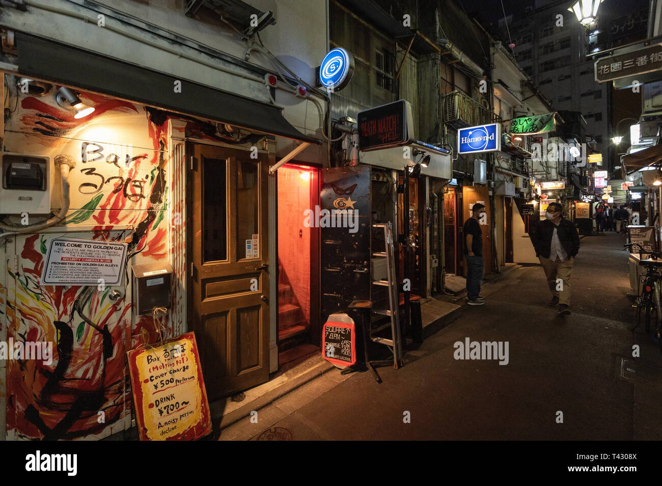 Tokyo shinjuku bar golden gai night hi-res stock photography and images ...
