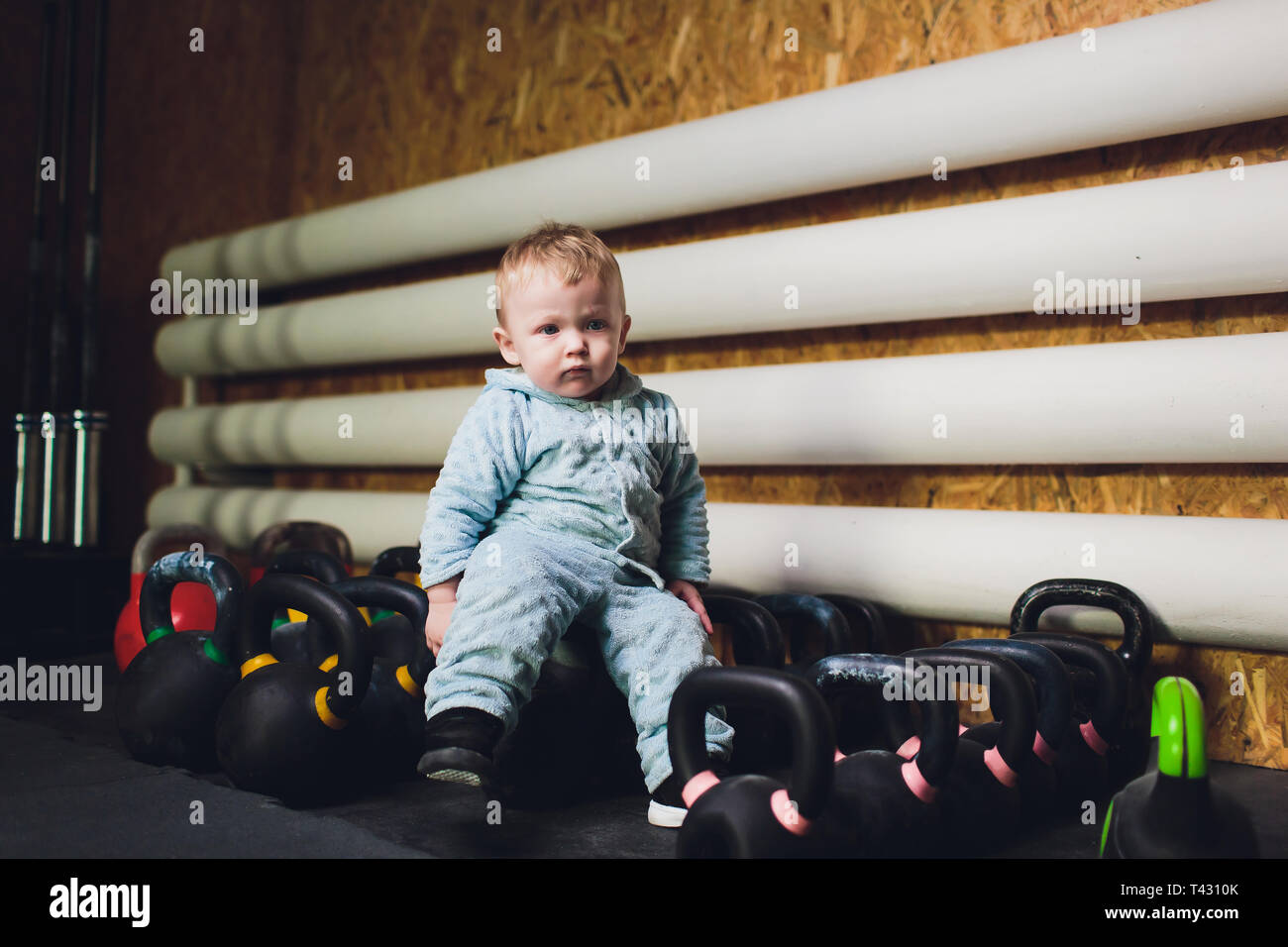 Lifting heavy weight child hi-res stock photography and images - Alamy