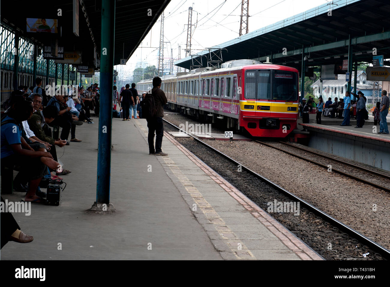 People on platform, Train station, Manggarai district, Jakarta, Indonesia Stock Photo - Alamy