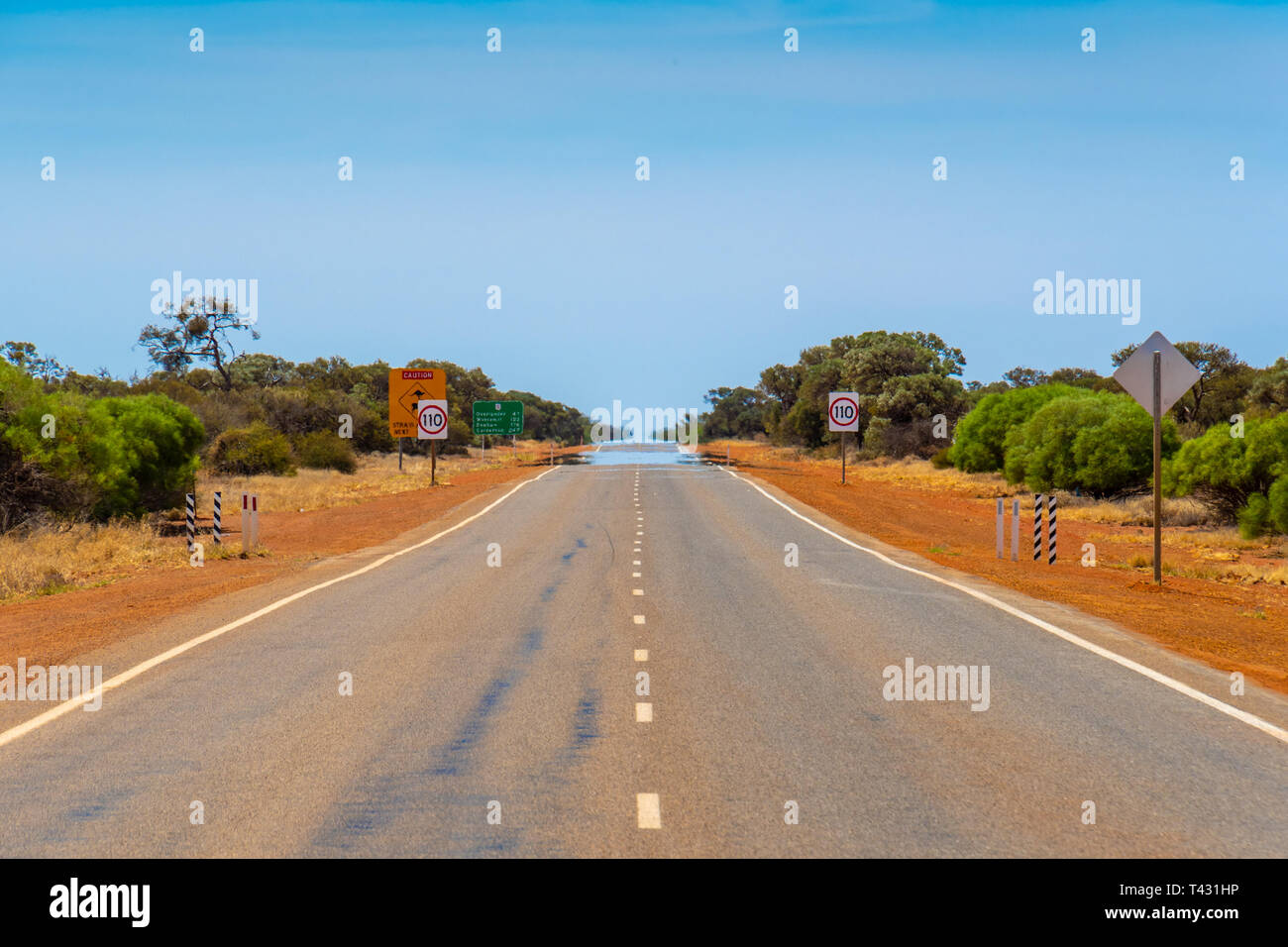 Long straight endless roads hi-res stock photography and images - Alamy