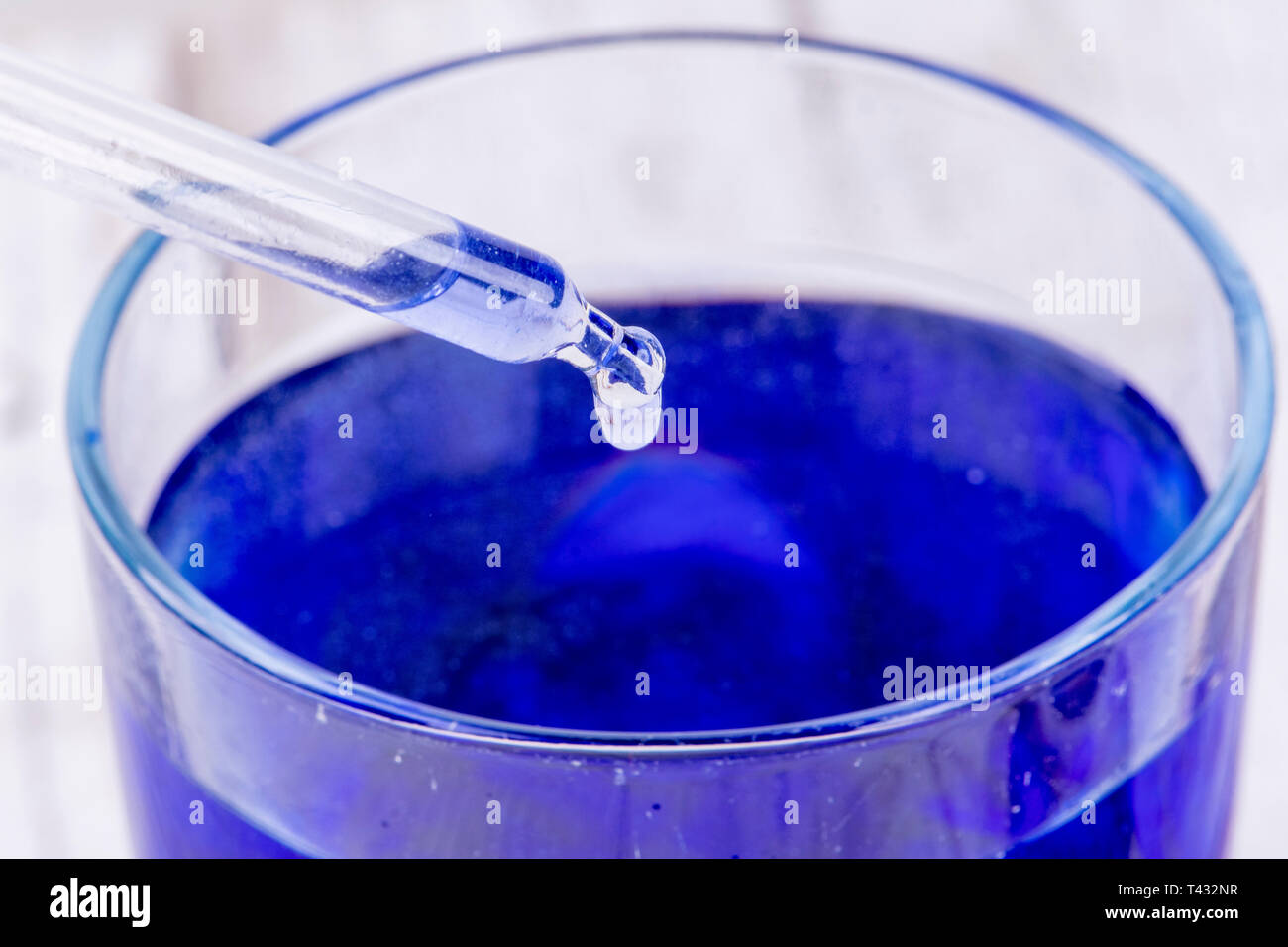 Pipette drops sample test hi-res stock photography and images - Alamy