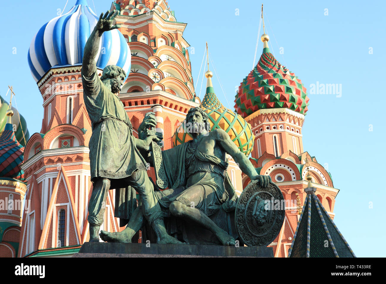blessed basil cathedral and Statue of Minin and Pozharsky Stock Photo ...