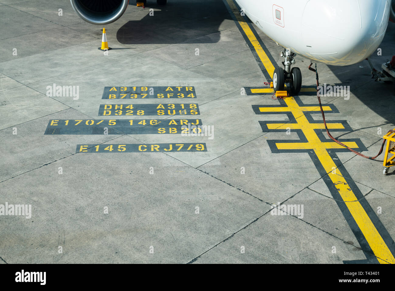 Runway airport tarmac asphalt hi-res stock photography and images - Alamy