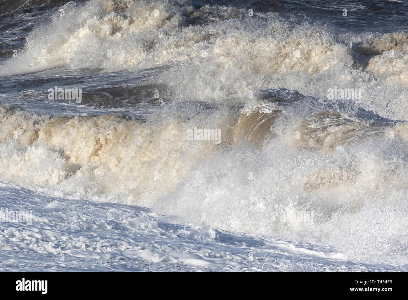 Giant ocean waves crashing foaming hi-res stock photography and images ...