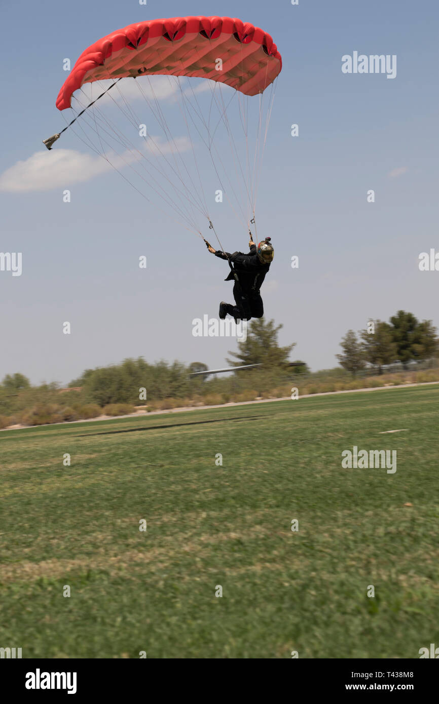 Parachute jumping hi-res stock photography and images - Alamy
