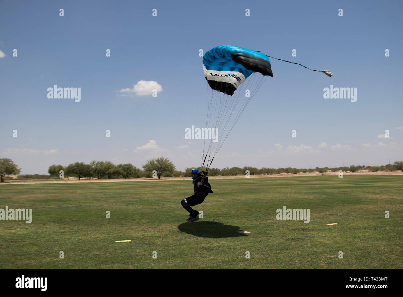 Parachute jumping hi-res stock photography and images - Alamy