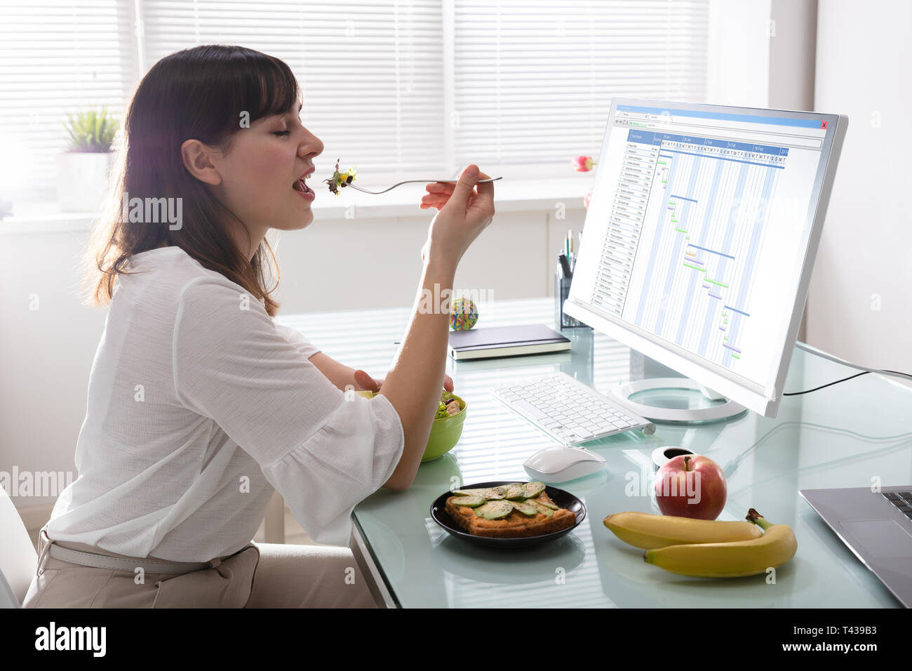 Eating desk work breakfast hi-res stock photography and images - Alamy