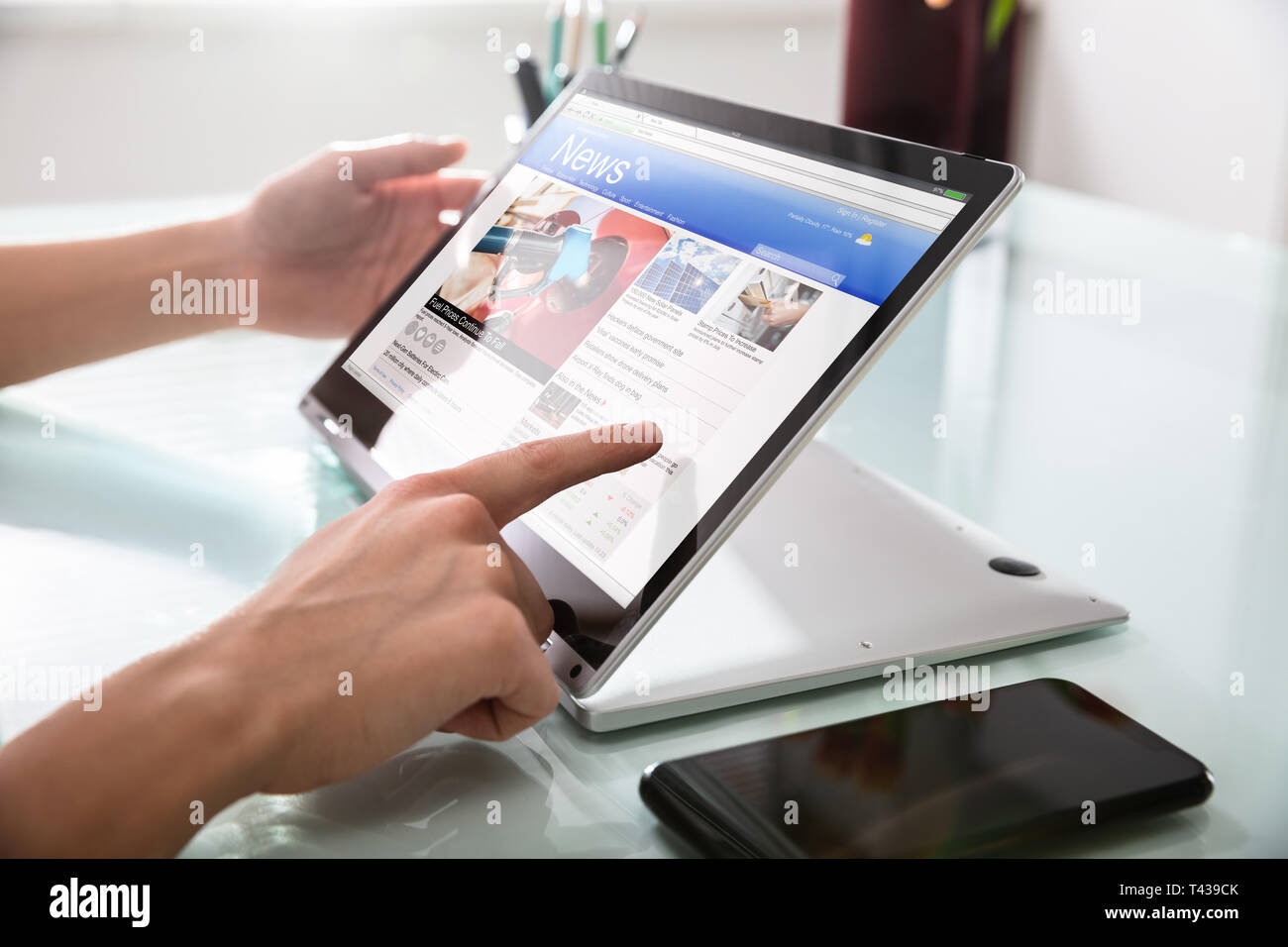 Online news internet technology web hi-res stock photography and images ...