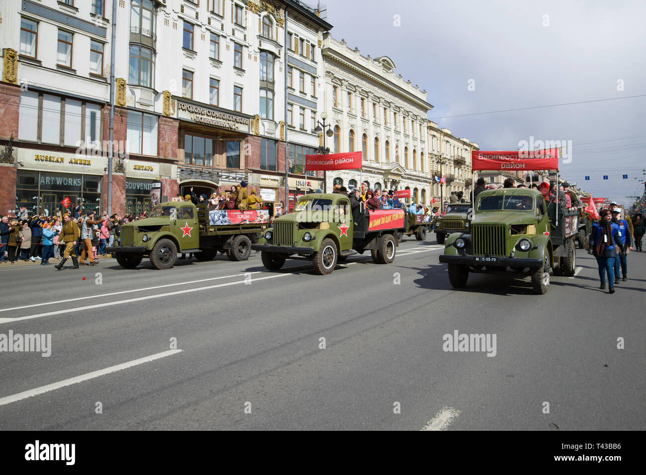 SAINT-PETERSBURG, RUSSIA - MAY 09, 2017: Retro cars parade on Nevsky ...