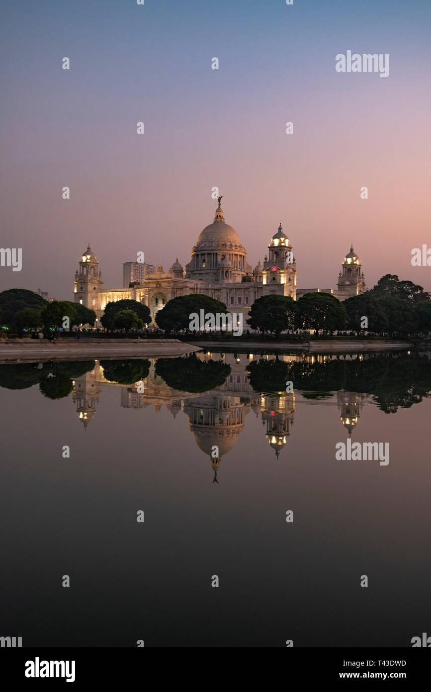 Vertical panoramic view of the Queen Victoria Memorial at sunset in ...