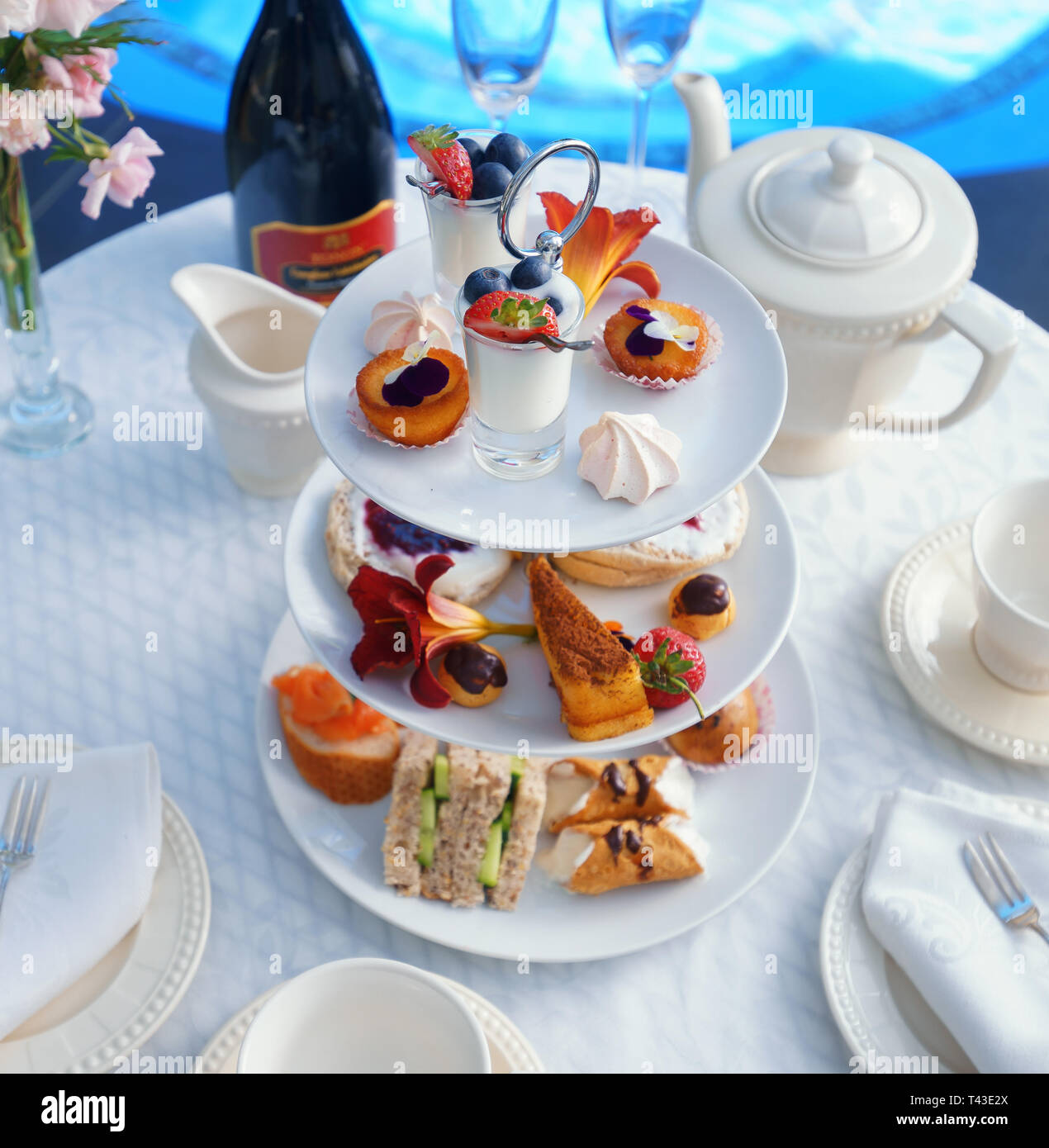 Fancy cakes hi-res stock photography and images - Alamy
