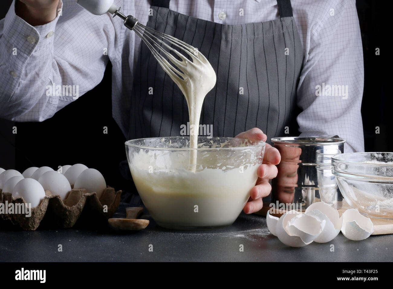 Pouring pie filling hi-res stock photography and images - Alamy