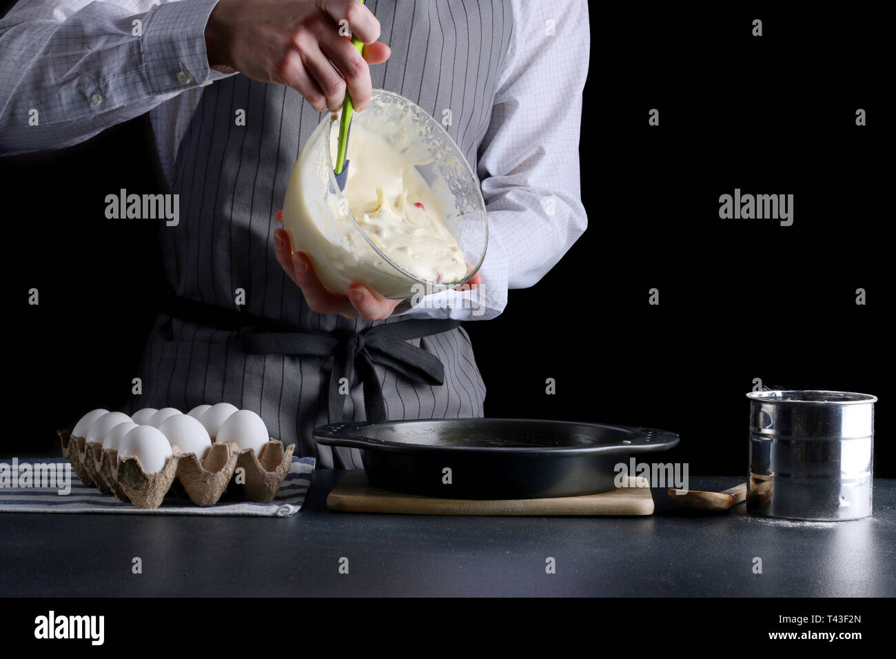 Man pouring batter into cake tin hi-res stock photography and images ...