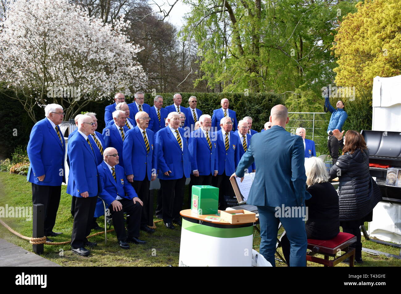 Male choir hi-res stock photography and images - Alamy