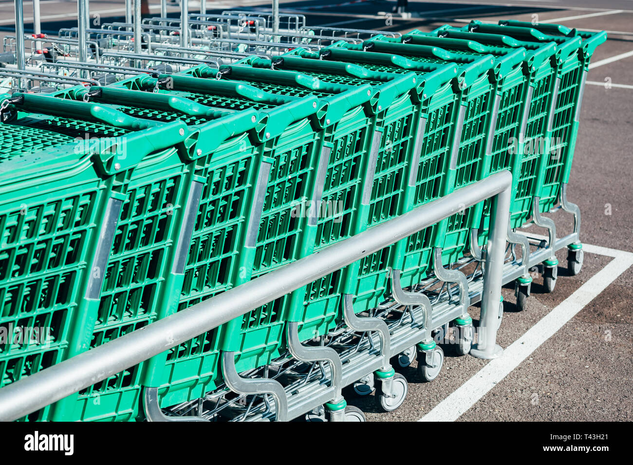 Supermarket outdoor hi-res stock photography and images - Alamy