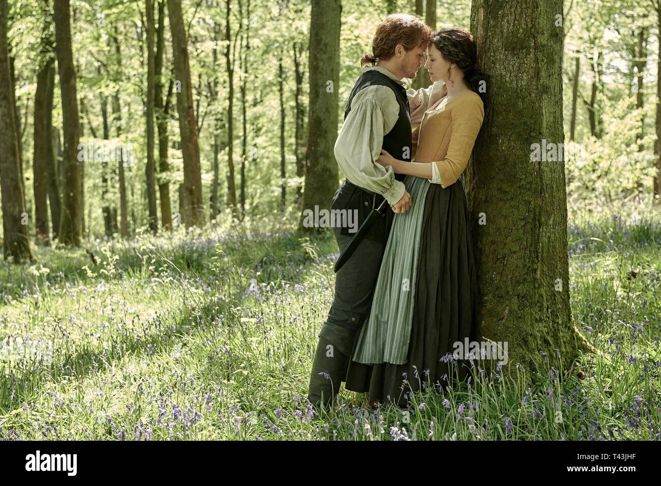 CAITRIONA BALFE and SAM HEUGHAN in OUTLANDER (2014). Temporada 4 ...