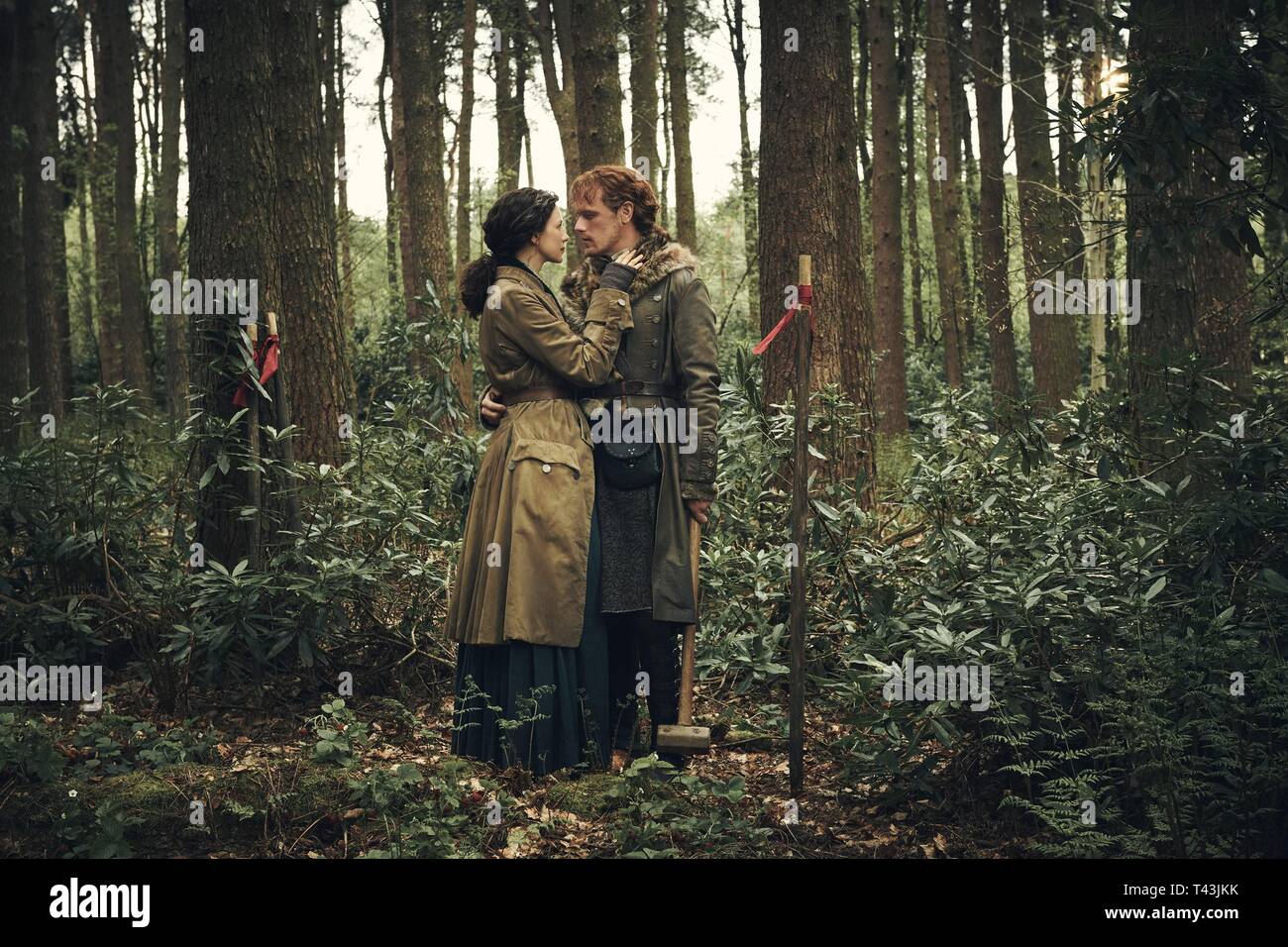CAITRIONA BALFE and SAM HEUGHAN in OUTLANDER (2014). Temporada 4 ...