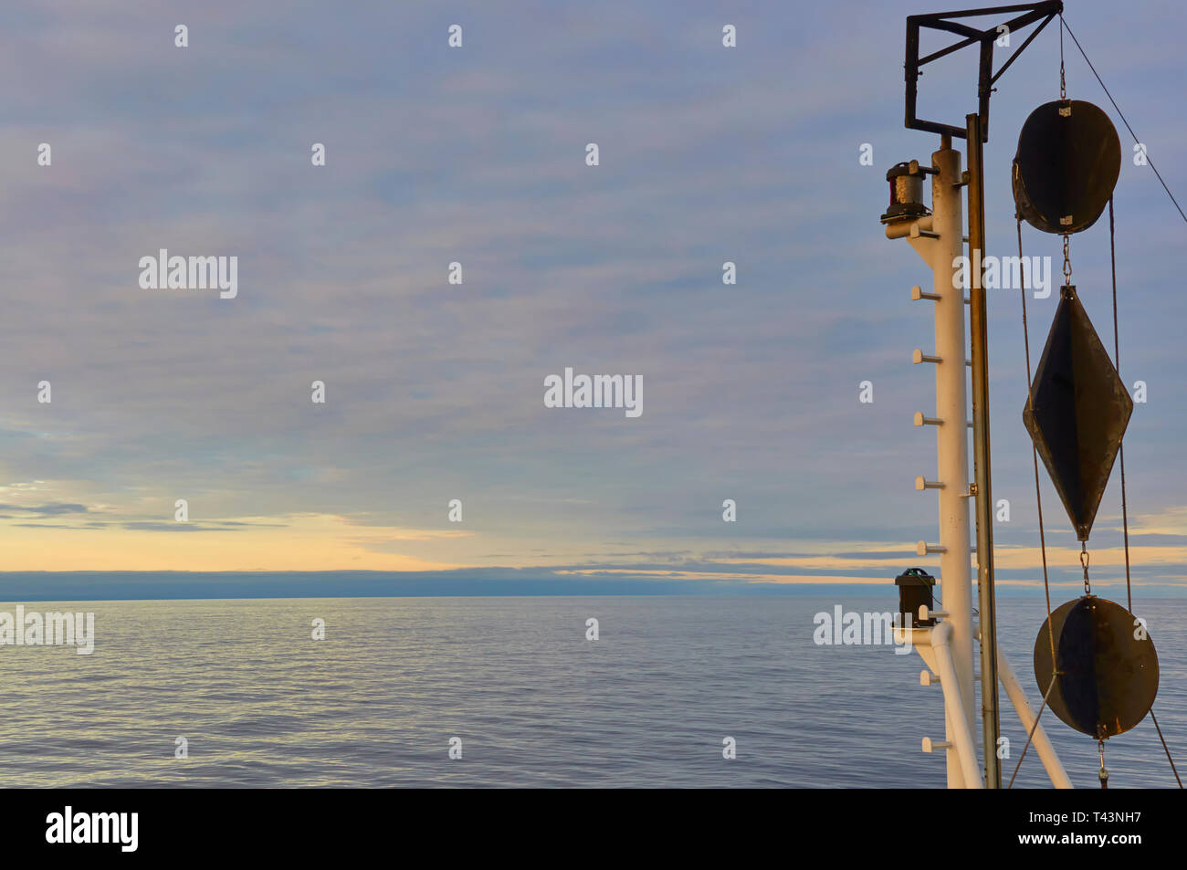 The Black Day Shapes showing a Vessels restricted maneuverabilityon a ...